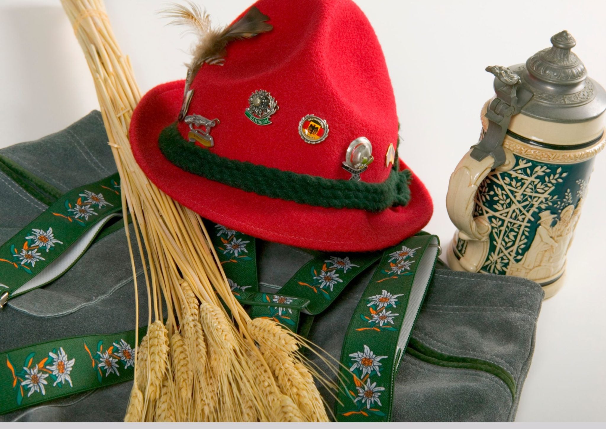What accessories are commonly worn with Bavarian Traditional Outfits ...